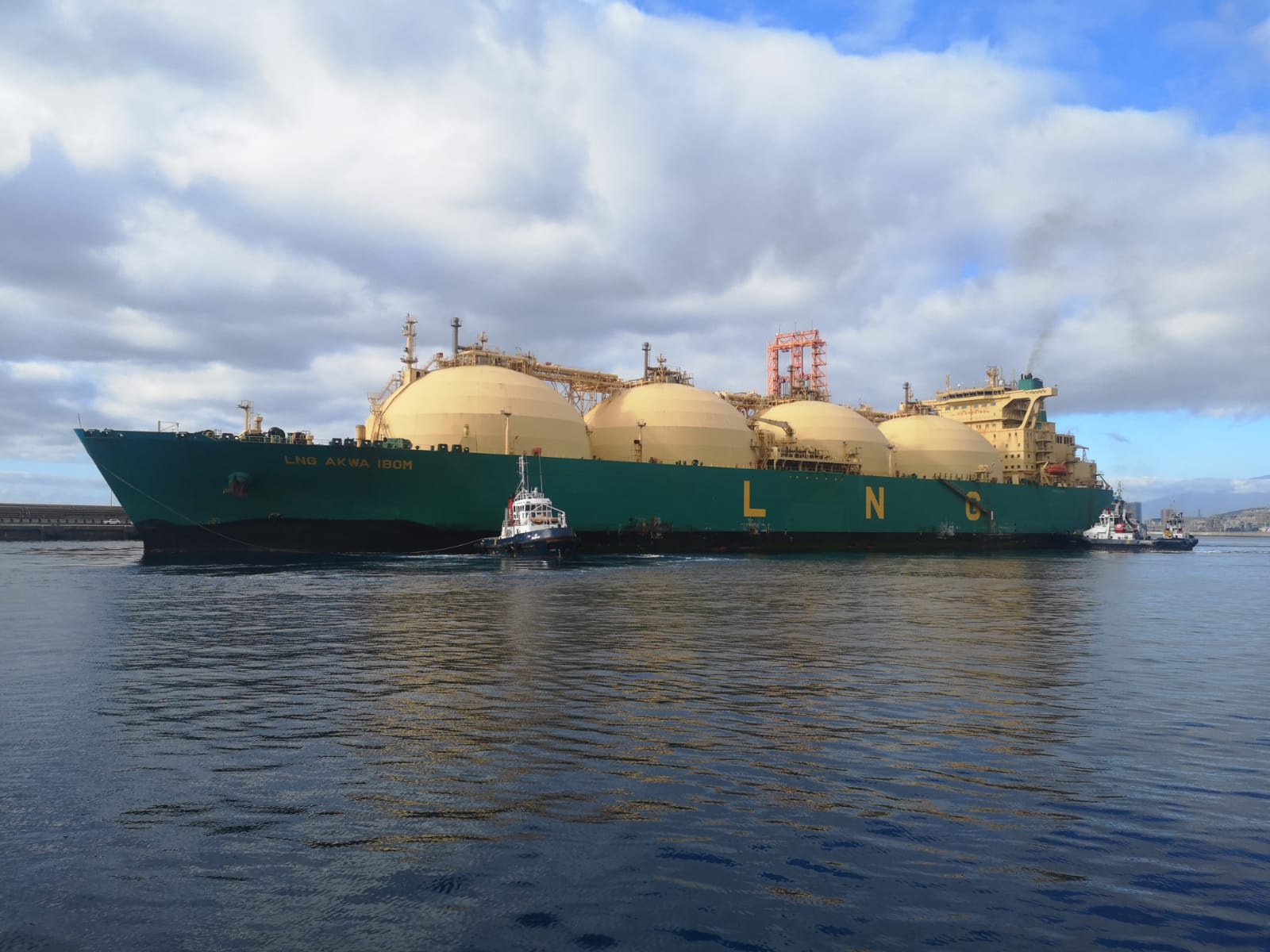 Atraca por primer vez en la historia del puerto de Tenerife un buque gasero