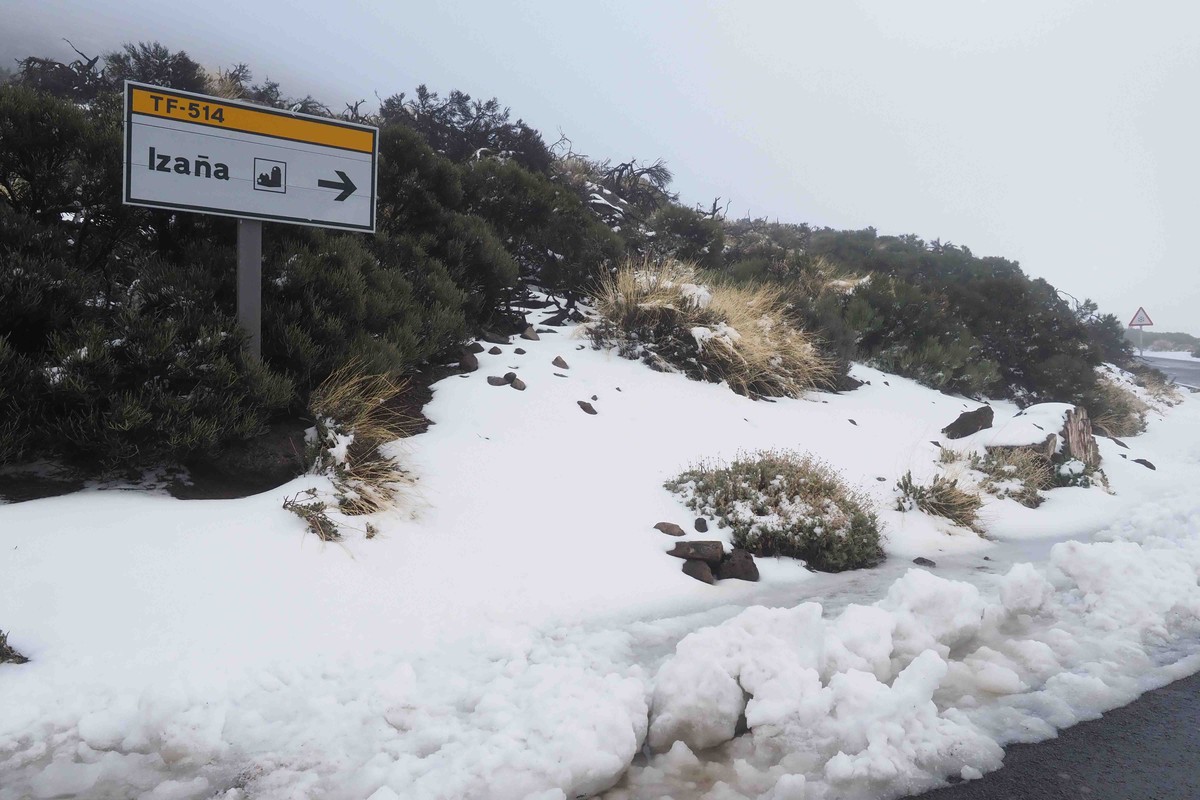 La nieve tiñe el Teide y hace acto de presencia en las cumbres de La Palma