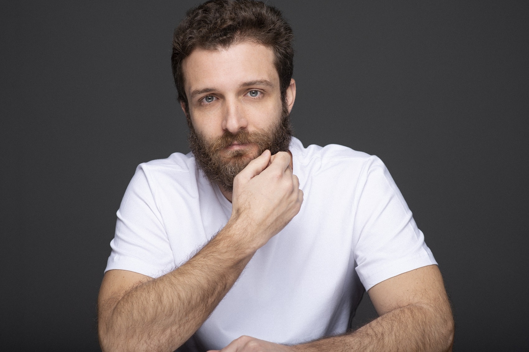 Felipe Hodgson Marote La Verdad Que Se Levanta Sobre Un Escenario A