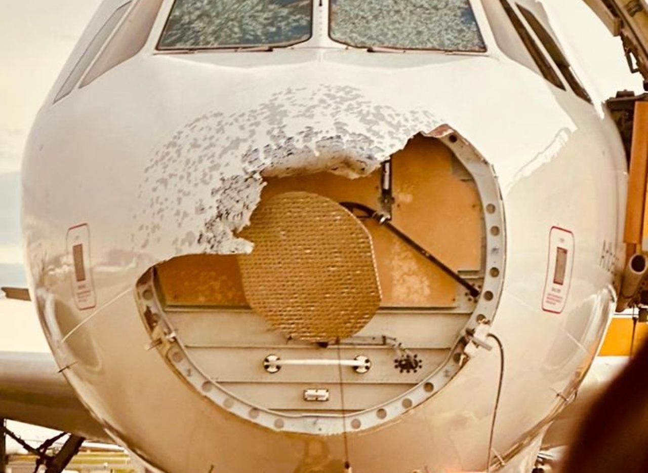 Dos minutos de pánico: así quedó el morro del avión