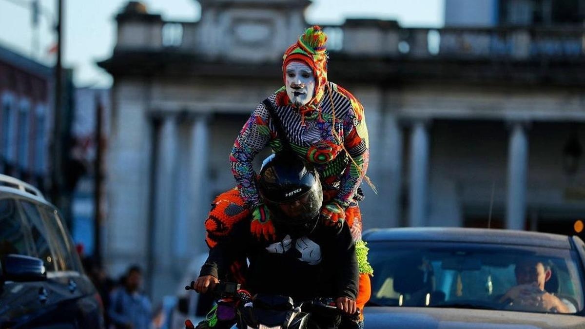 Karcocha, el arlequín de las calles, trae su arte al Boreal