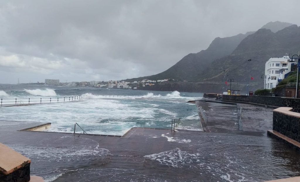 El mar golpea con fuerza en La Laguna: bandera roja y petición urgente ...