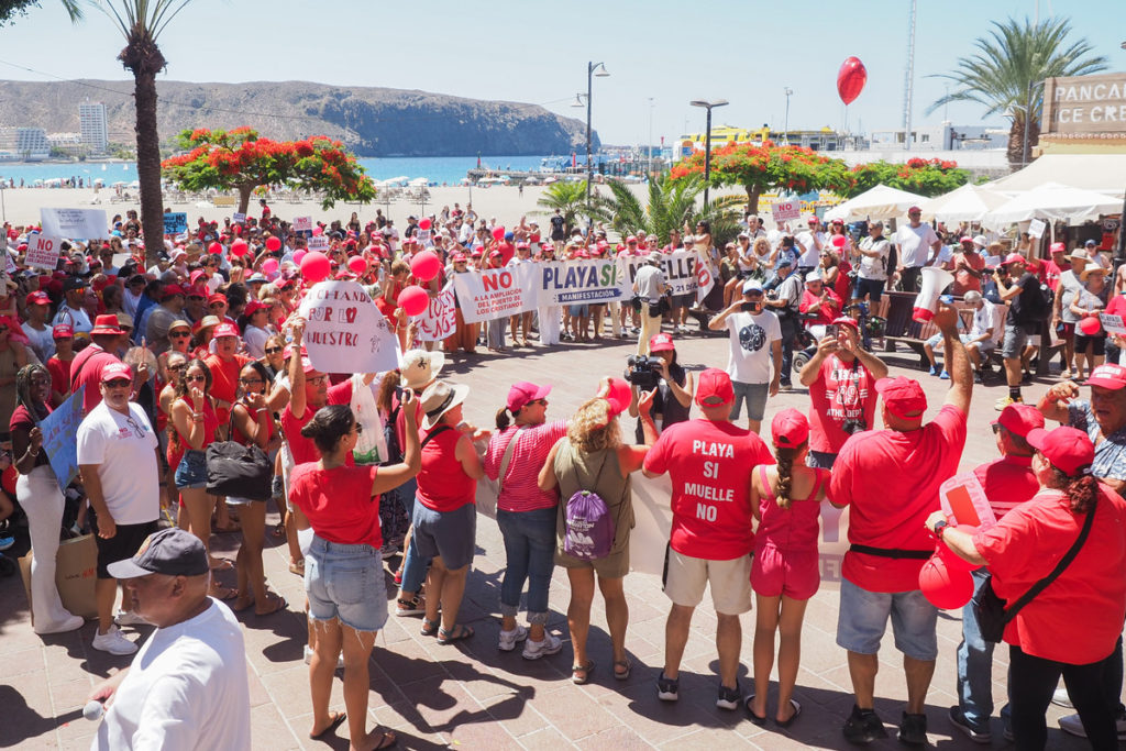 3.000 personas gritan en las calles de Los Cristianos: “Playa sí ...